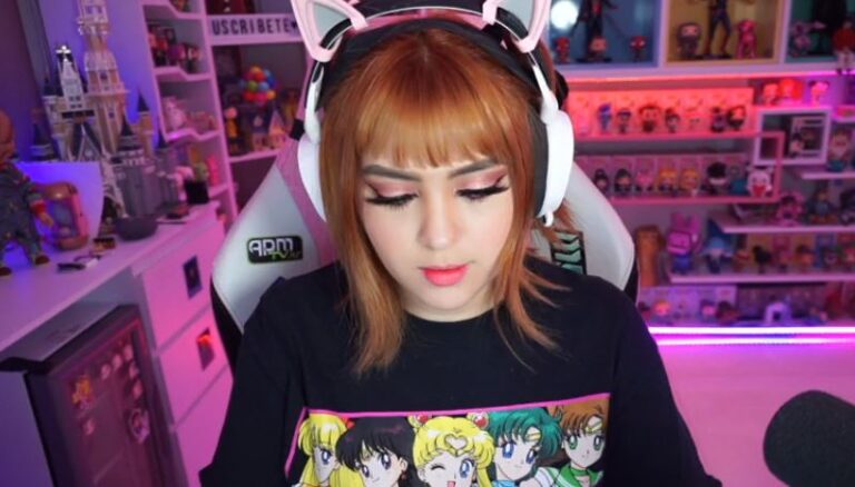 AriGameplays hizo un streaming "muy gamer" porque no usó escote.